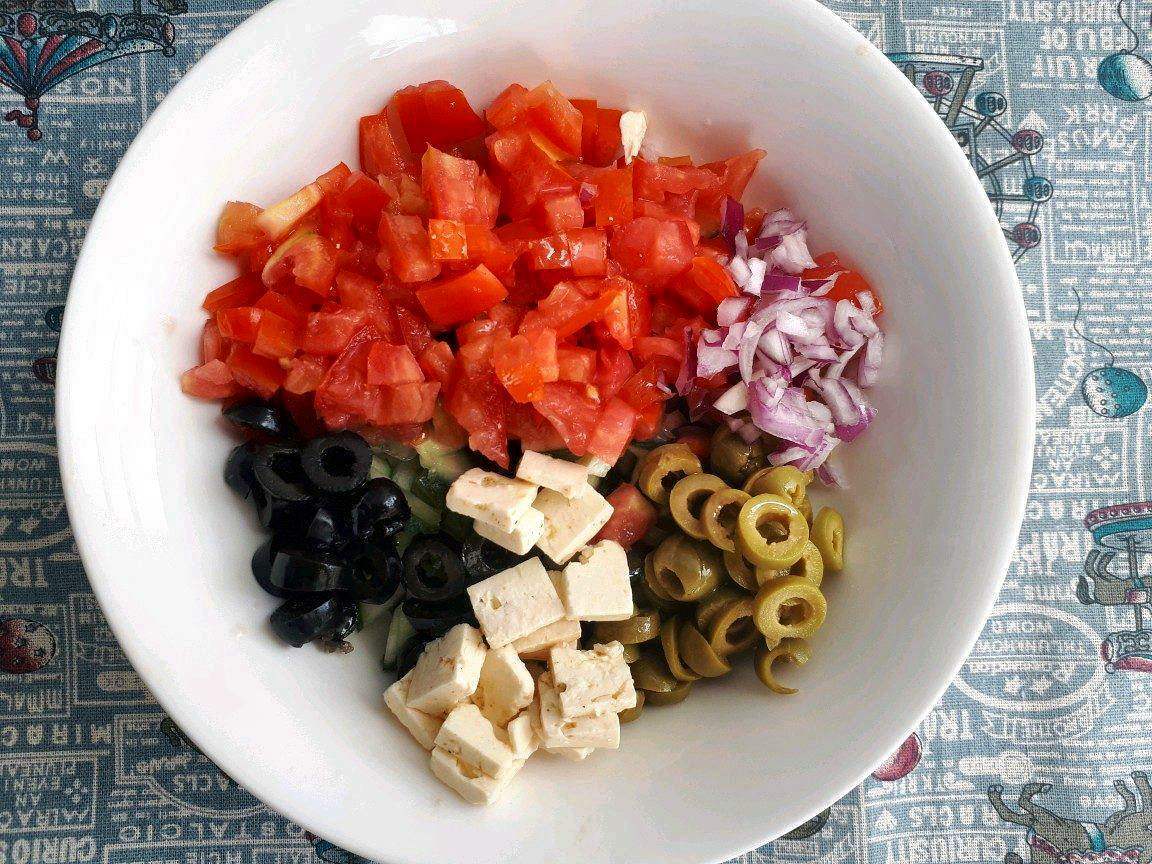 Easy Shepherd Salad Recipe - The Odehlicious
